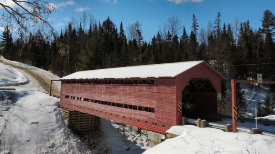 Le pont couvert de Low détruit par les flammes : une perte patrimoniale ...