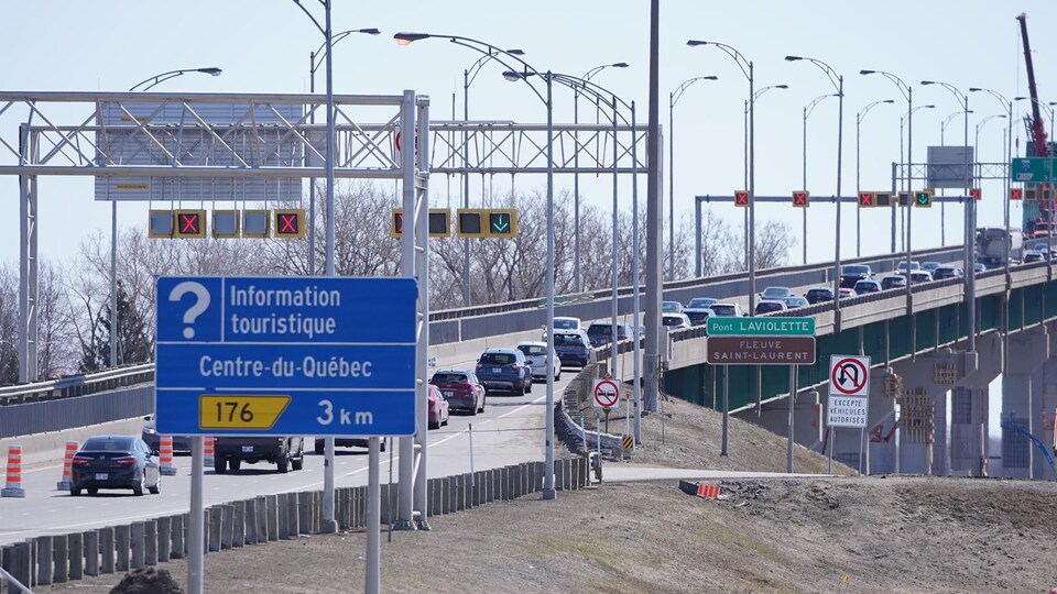 La patience à nouveau de mise sur le pont Laviolette cette fin de ...