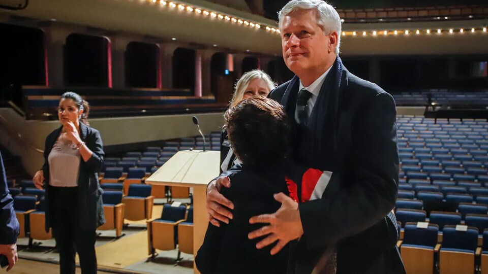 Andrew Scheer et Stephen Harper rendent hommage à l'ancien député ...