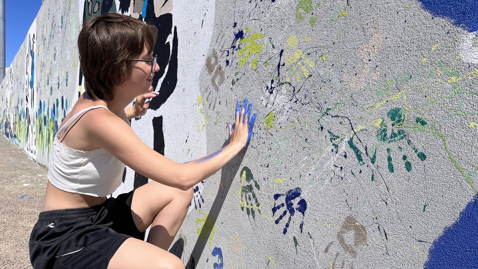 Une nouvelle fresque murale à Port-Cartier | Radio-Canada.ca