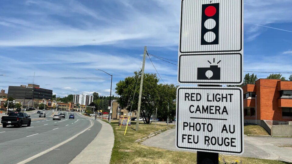 Caméras et radars photo aux feux rouges bientôt permis au Nouveau ...
