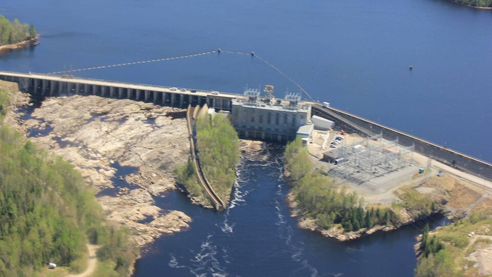 Des baigneurs téméraires près du barrage de Rapide-7 | Radio-Canada.ca