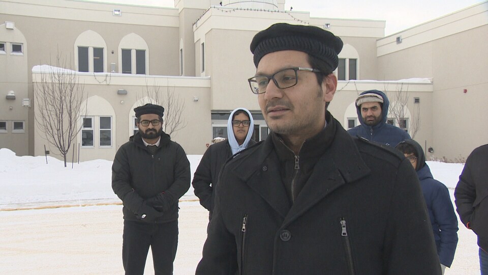 Des bénévoles de la communauté musulmane Ahmadiyya déneigent des ...