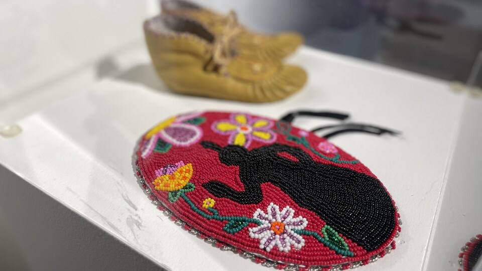 Regalia : une exposition qui met en valeur des tenues traditionnelles ...