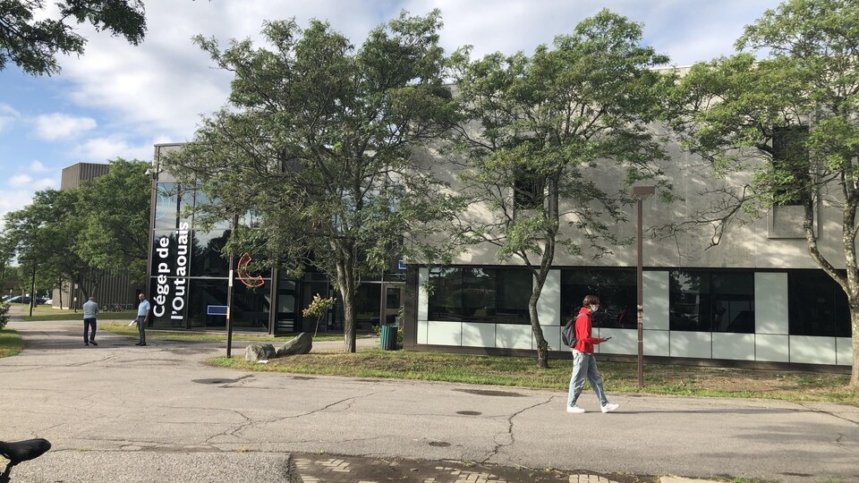Jour de rentrée en personne au Cégep de l'Outaouais | Radio-Canada.ca