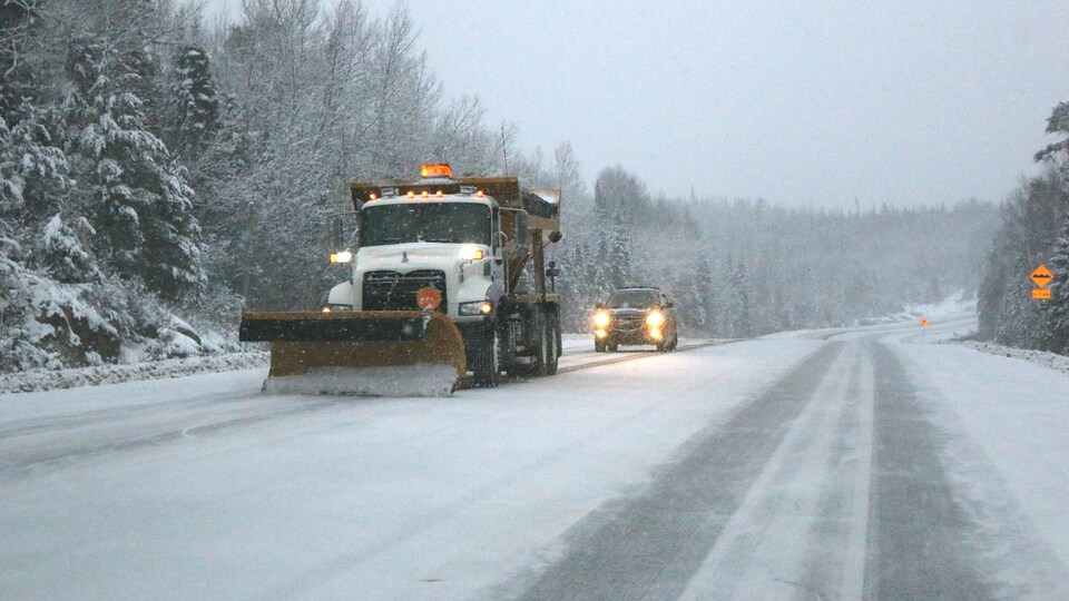 La route 117 dans la réserve faunique La Vérendrye fermée pour la nuit ...
