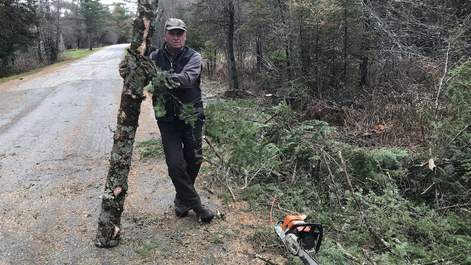 Des milliers de foyers toujours sans électricité en Estrie | Radio ...