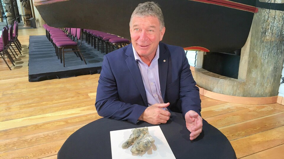 Rick Hansen fait un don au Musée canadien de l'histoire à Gatineau ...