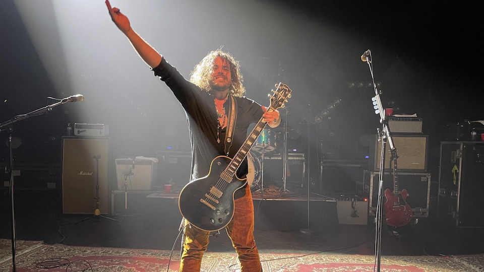 Le guitariste Ricky Paquette à la mi-temps d’une tournée surréelle avec ...