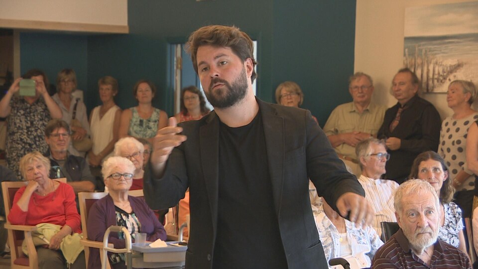 Des chanteurs d’opéra se produisent dans un foyer de soins | Radio ...