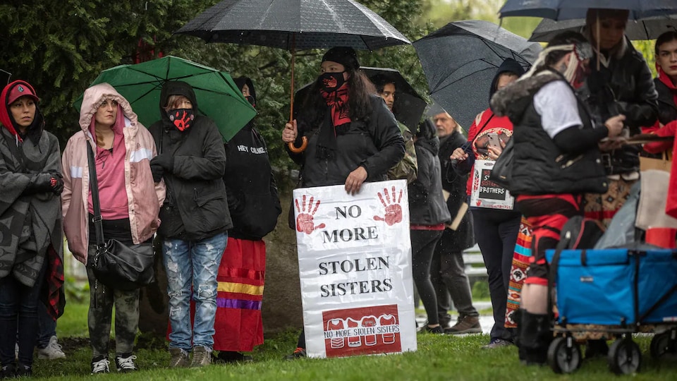 [En images] Journée de la robe rouge en C.-B. pour commémorer les ...