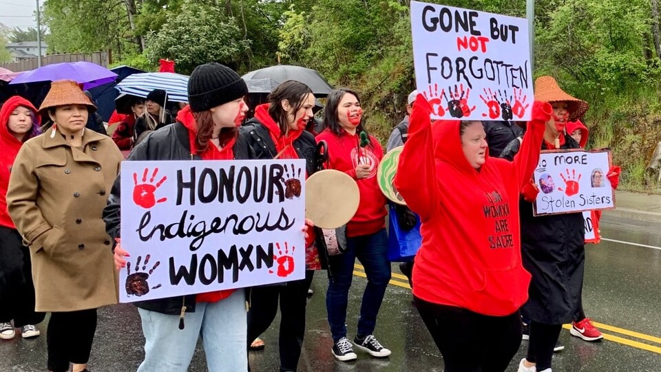 [En images] Journée de la robe rouge en C.-B. pour commémorer les ...