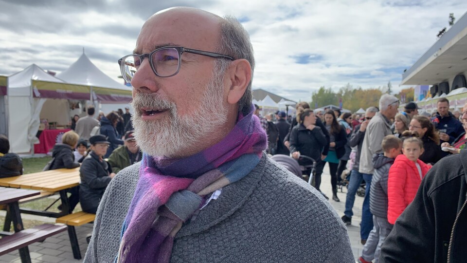 Quand chaque poignée de main compte dans Trois-Rivières | Élections ...