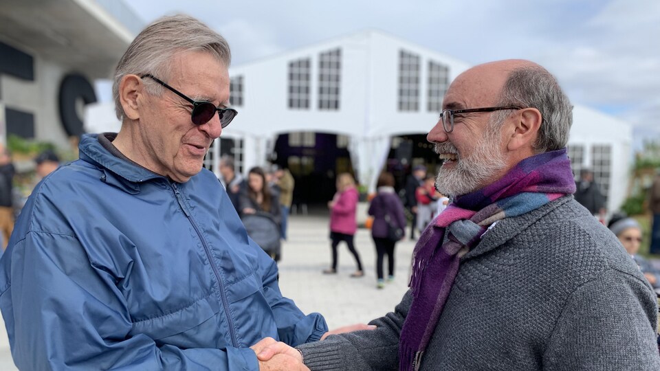 Quand chaque poignée de main compte dans Trois-Rivières | Élections ...