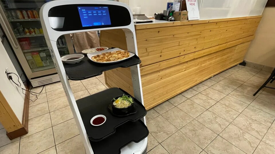 Un robot sert des clients dans un restaurant coréen de Winnipeg | Radio ...