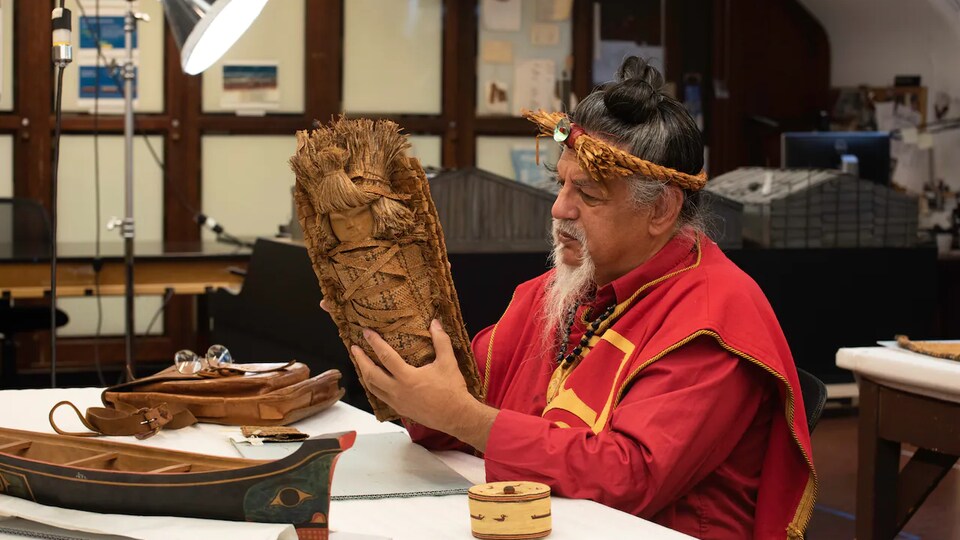 Des objets autochtones de la Colombie-Britannique exposés dans un musée ...