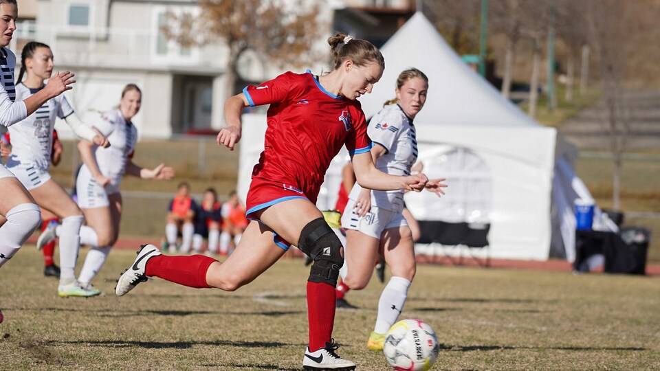 Soccer : les Rouges se hissent au sommet des championnats collégiaux ...