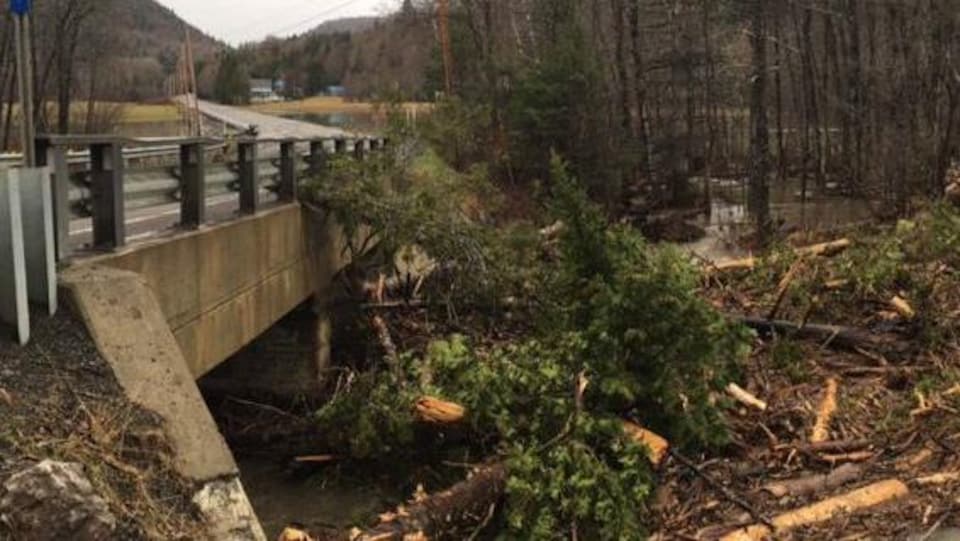 La route 299 fermée pour une durée indéterminée | ICI Radio-Canada.ca