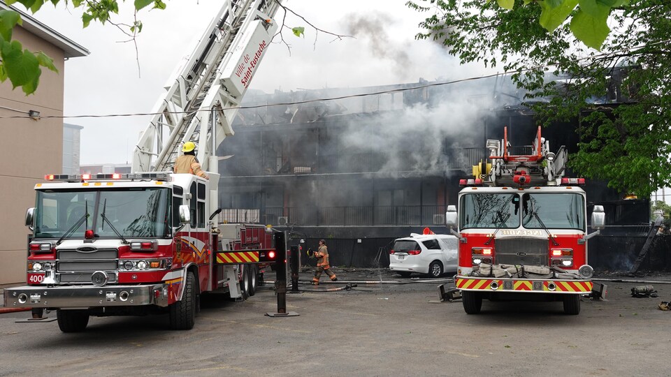 Un violent incendie ravage un immeuble à logements de Sainte-Thérèse ...