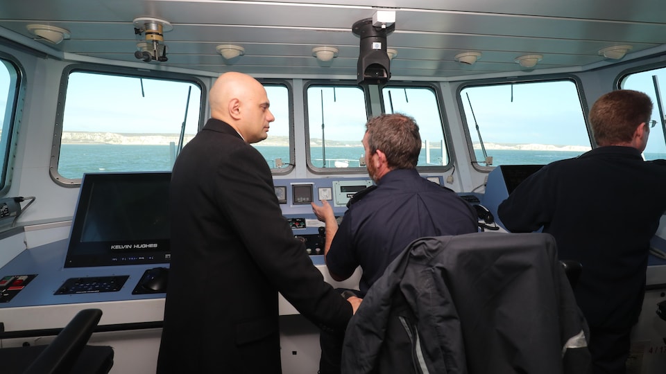 La Royal Navy en renfort pour stopper les migrants de la Manche | ICI ...