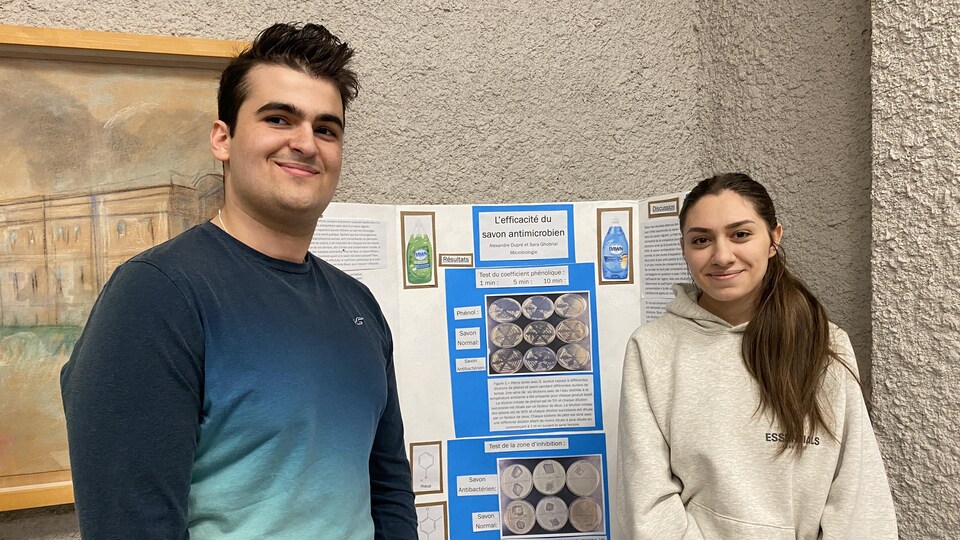 Professeurs et passionnés de science rassemblés à l’Université de Saint ...