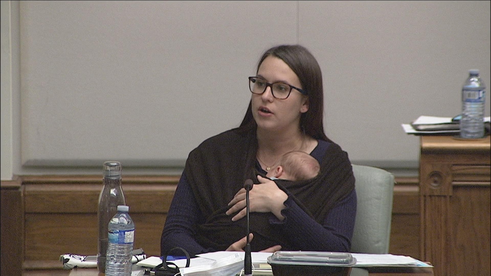 Mère et ministre : Sarah Stoodley et son nouveau-né à la Chambre d ...