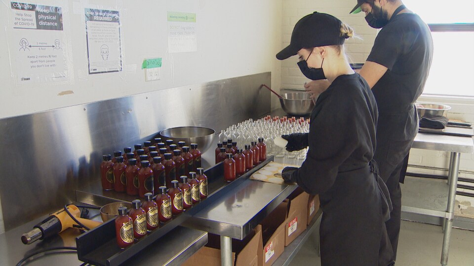 La production artisanale de sauces piquantes gagne en popularité ...