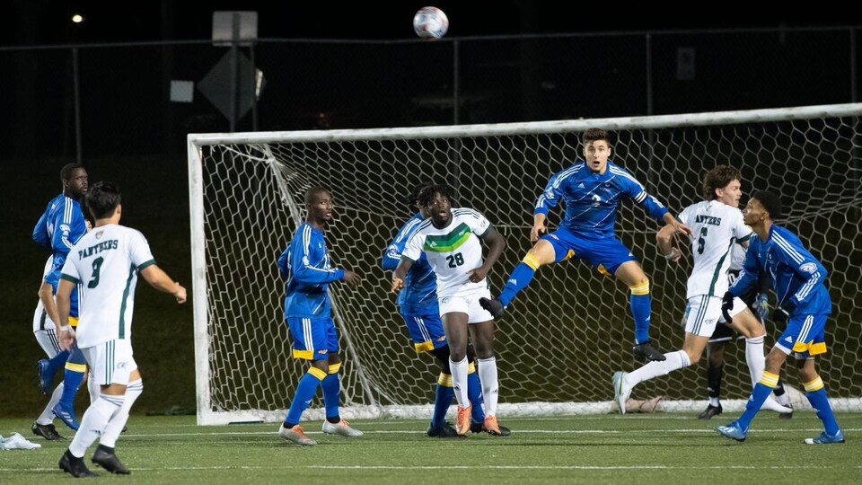 Soccer : les Aigles Bleus se qualifient pour les séries du SUA | Radio ...
