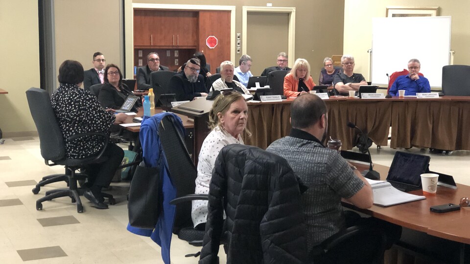 CS des Rives-du-Saguenay : une commissaire se dit muselée | Radio-Canada.ca CS des Rives-du-Saguenay : une commissaire se dit muselée | Radio-Canada.ca