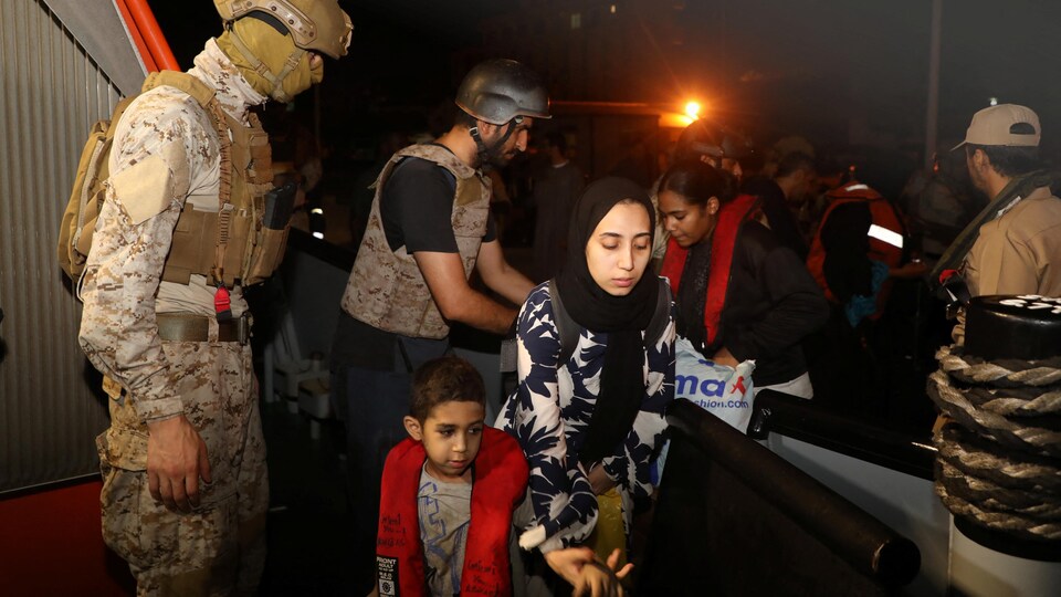 Soudan : Ottawa suspend ses activités, plusieurs pays évacuent leurs ressortissants | Radio ...