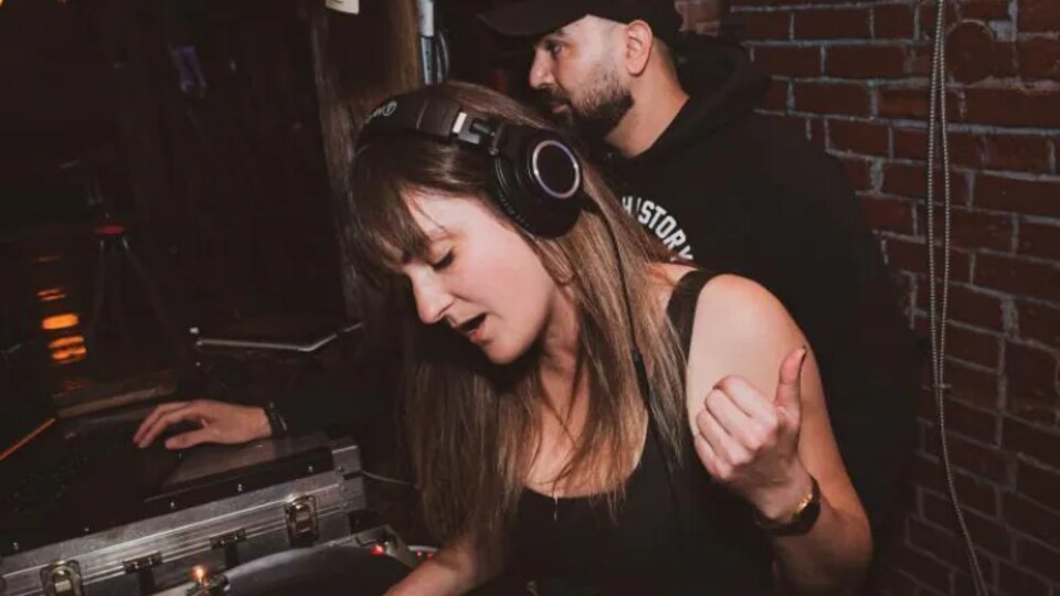 2 DJ font danser Chéticamp sous les lumières disco | Radio-Canada.ca