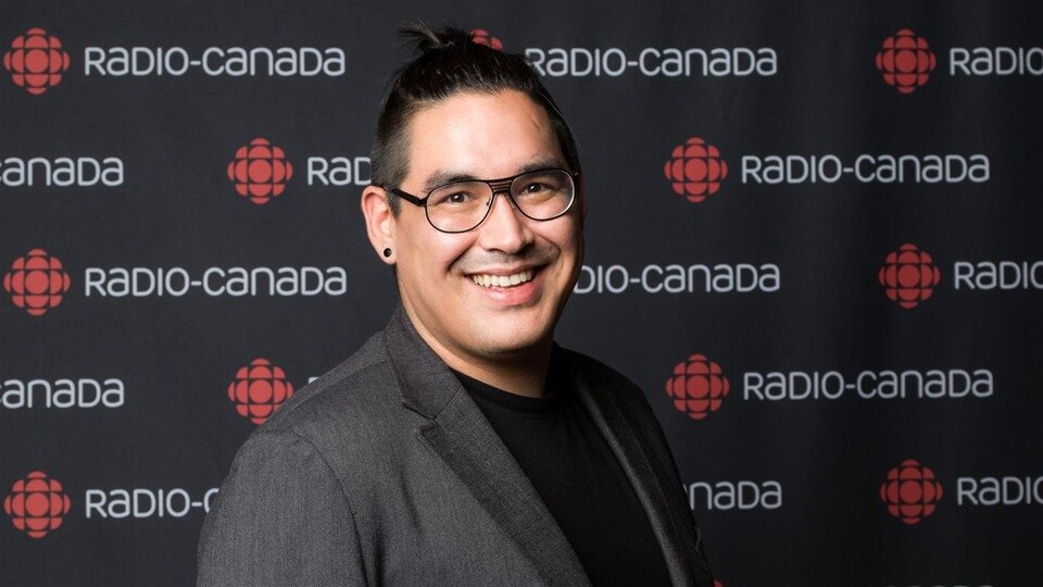 Charles Buckell de Mashteuiatsh en action dans la série Pour toi Flora