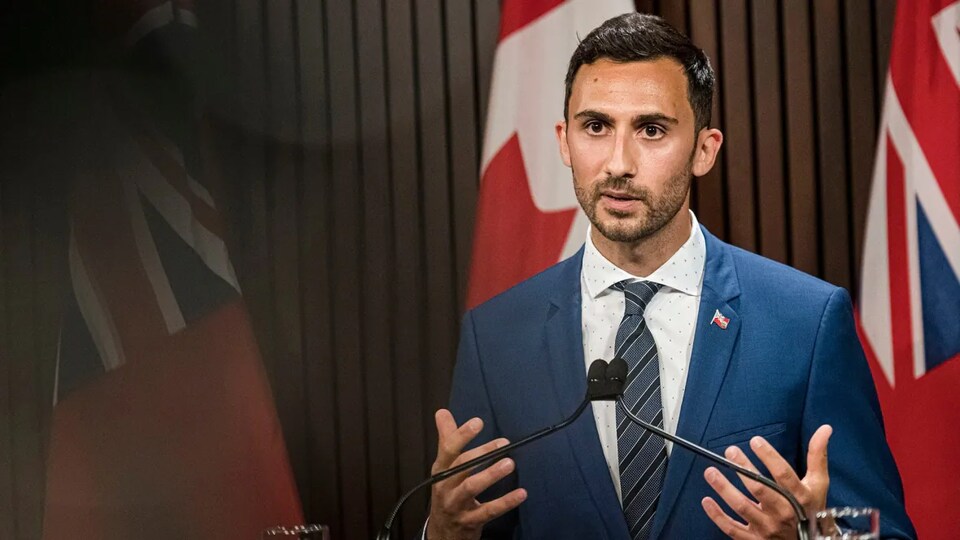 Stephen Lecce compte légiférer pour empêcher la grève des travailleurs ...