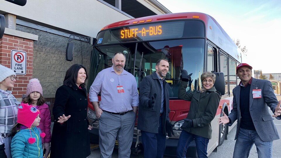 La 30e collecte annuelle de nourriture Stuff A Bus a lieu samedi à ...