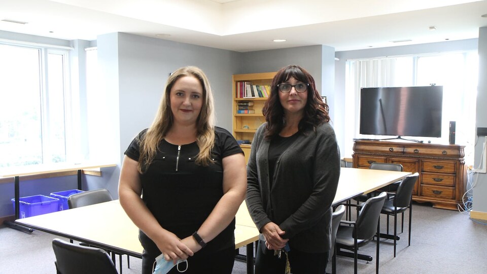 Surchargé, un refuge de Hamilton loge des familles dans des espaces à ...