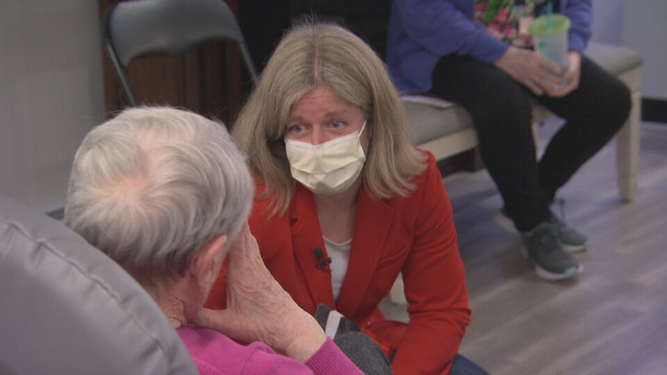 Deux candidats, deux styles : Serge Brideau et Susan Holt dans le ...