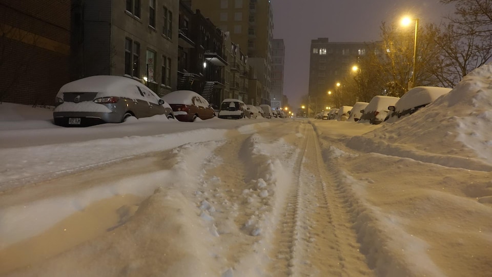 La tempête hivernale frappe le Québec et cause la fermeture d'écoles ...