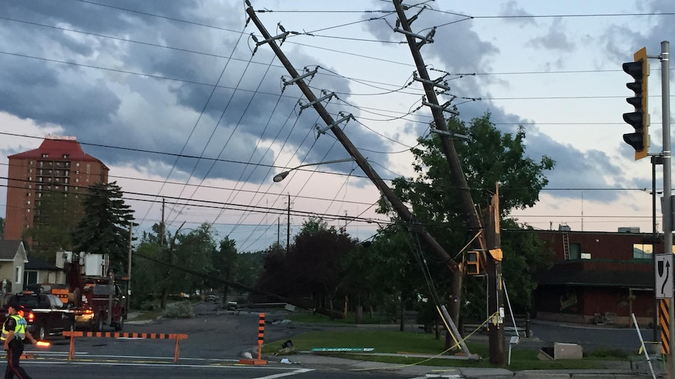 Une tempête brise de nombreux arbres et fils électriques à Sudbury ...