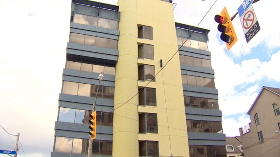 Toronto s’engage à convertir des édifices publics en logements | Radio ...