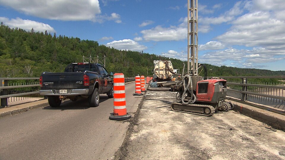 Dans les coulisses du chantier de réfection du pont de la rivière ...