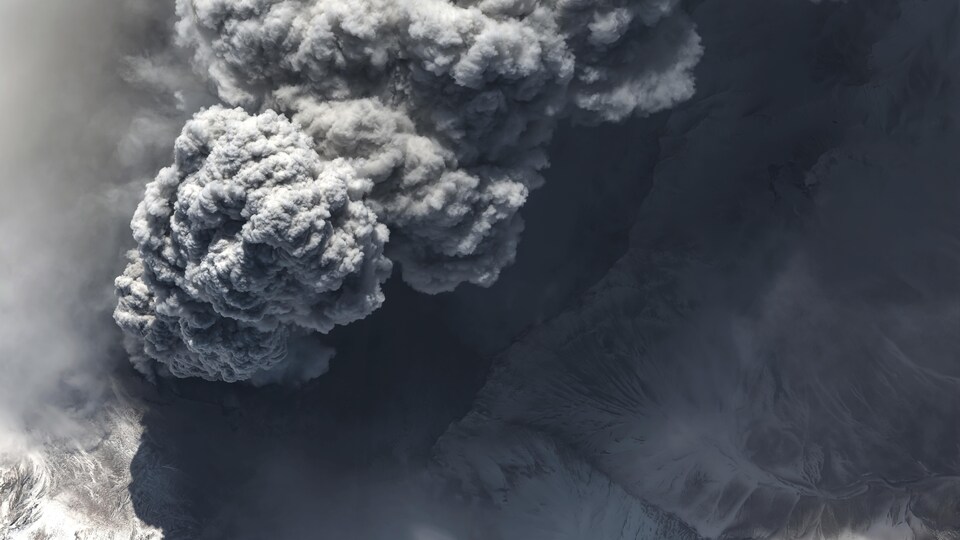 Des cendres volcaniques de Russie forcent l’annulation de vols en ...