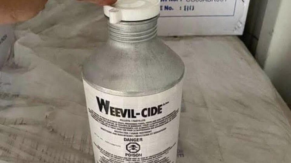 Des bouteilles d'un produit potentiellement dangereux dans le fleuve ...