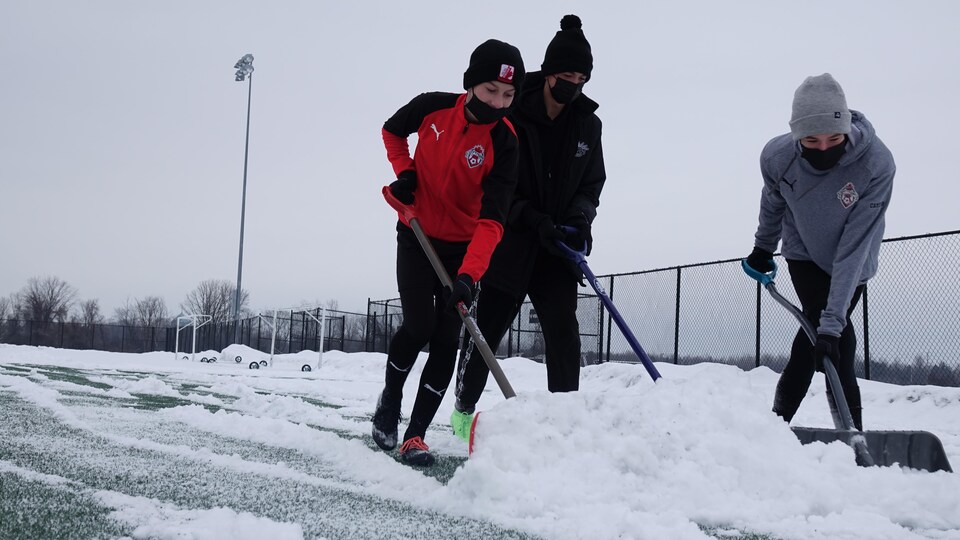 Un club de soccer d’Ottawa s’entraîne à l’extérieur...en plein hiver ...