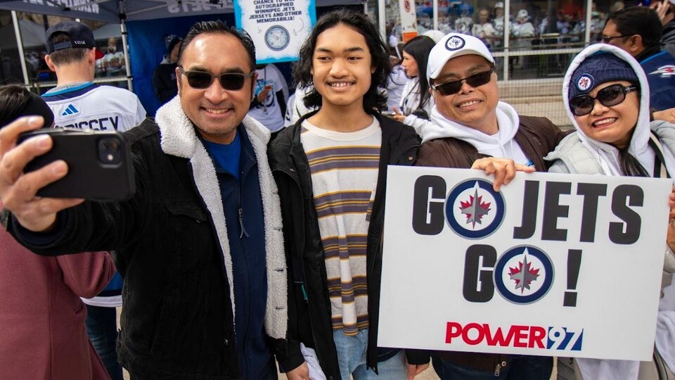 La vague blanche a déferlé samedi sur le centre-ville de Winnipeg ...