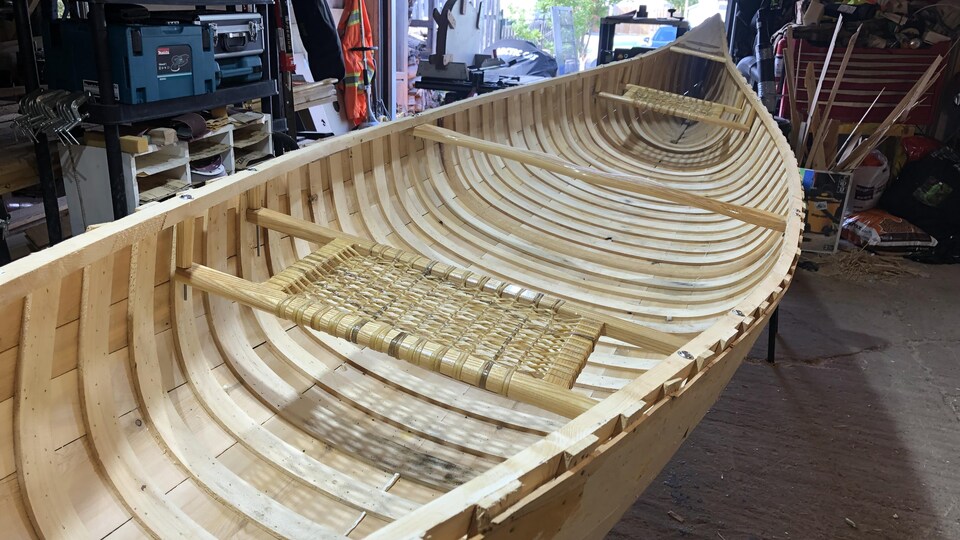 Un Valdorien lance son entreprise de fabrication de canots en cèdre ...
