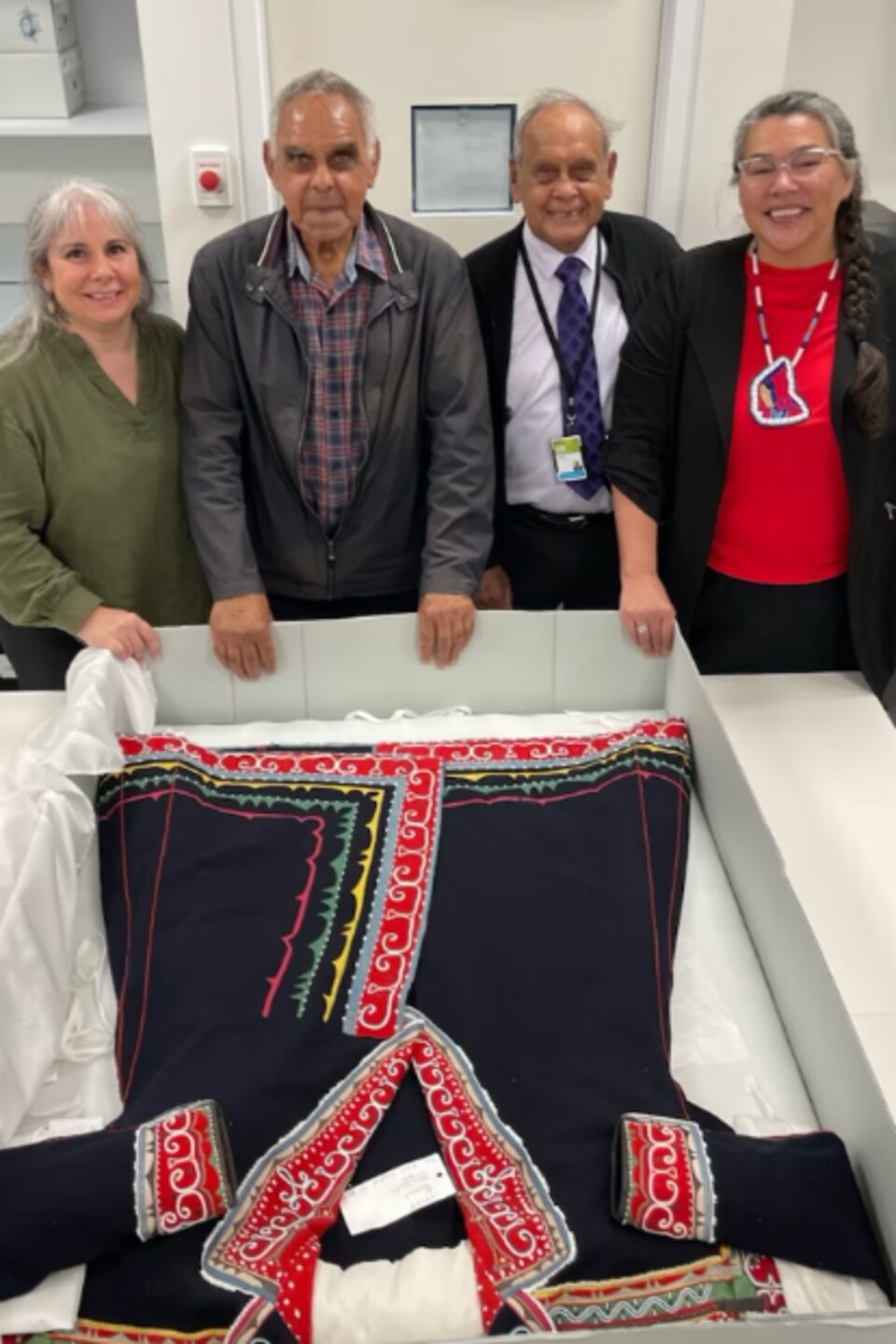Une regalia mi’kmaw rapatriée de l’Australie après plus d’un siècle ...