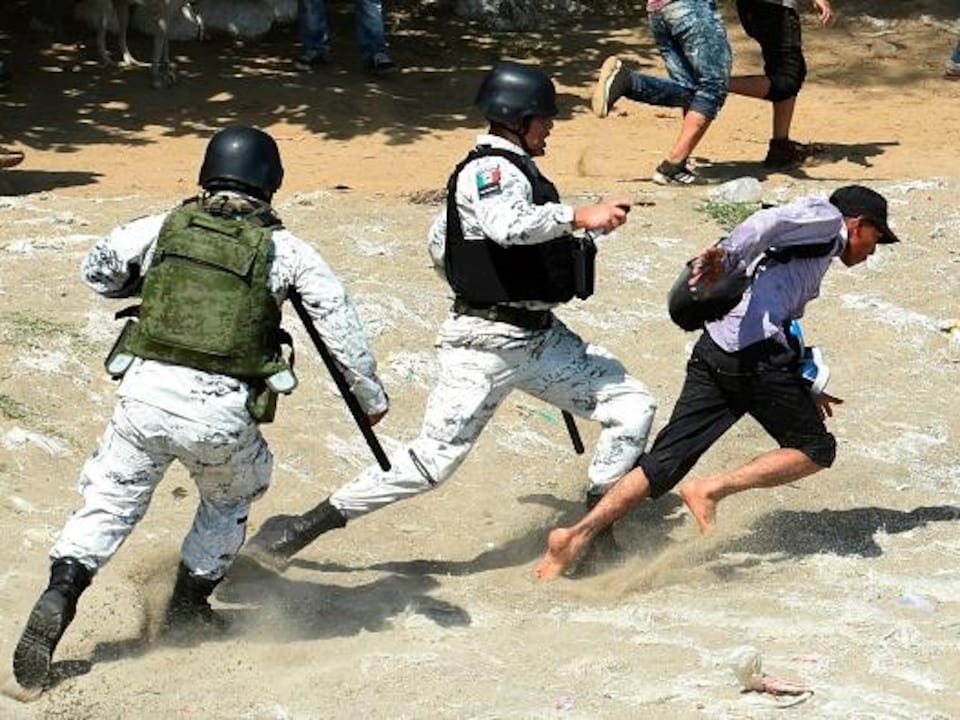 Des centaines de migrants centraméricains tentent de pénétrer au ...