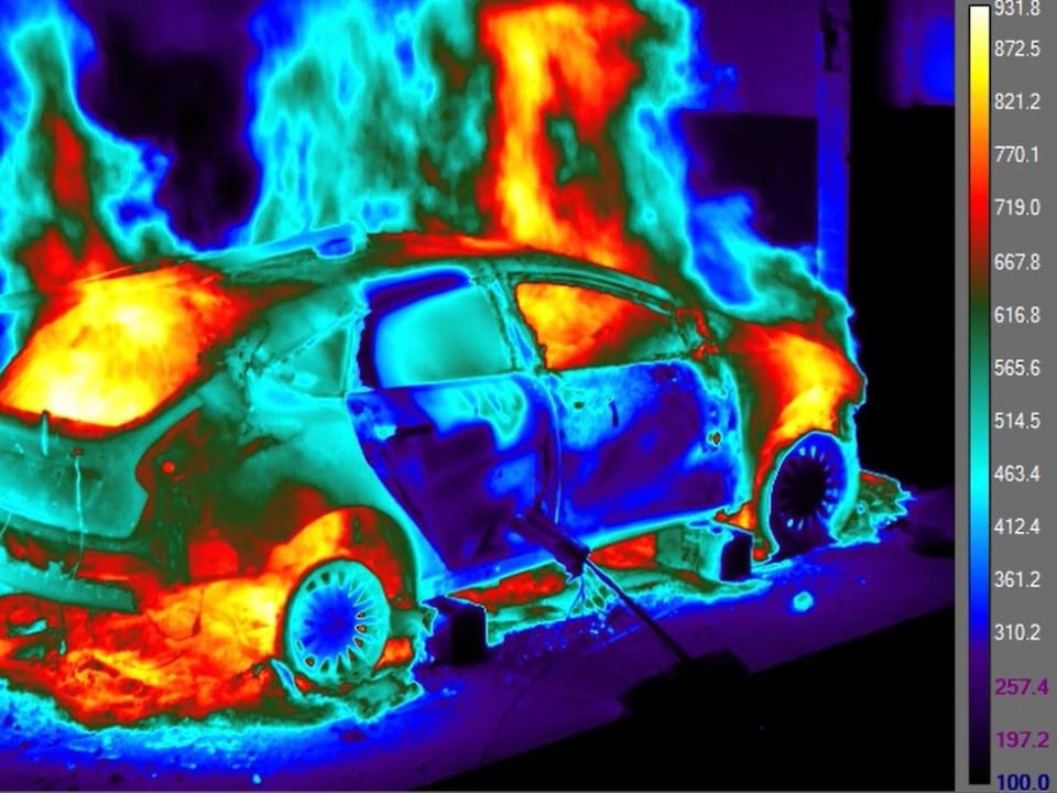 La batterie d’une voiture électrique est-elle plus à risque d'incendie? | ICI Radio-Canada.ca