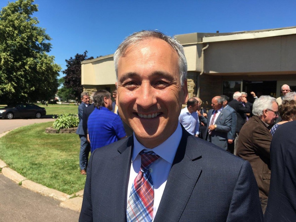 Des centaines de personnes font leurs derniers adieux à Raymond ...