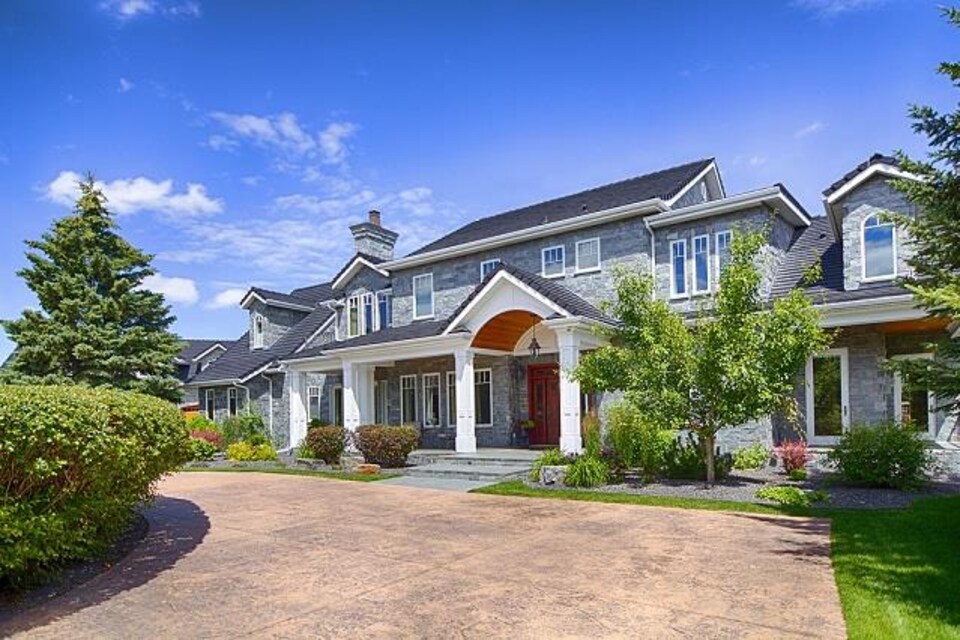 Patinoire et mâts totémiques : le luxe des manoirs à vendre en Alberta ...